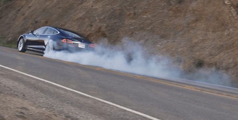 ¿Por qué echa humo el coche? Causas y averías - Somos Dakar